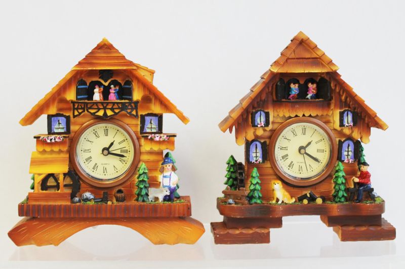 Kuckucksuhr zum Hinstellen, echte Uhr, lila Fenster, H: 14cm, 2fach ... Kuckucksuhr zum Hinstellen, echte Uhr, lila Fenster, H: 14cm, 2fach ...